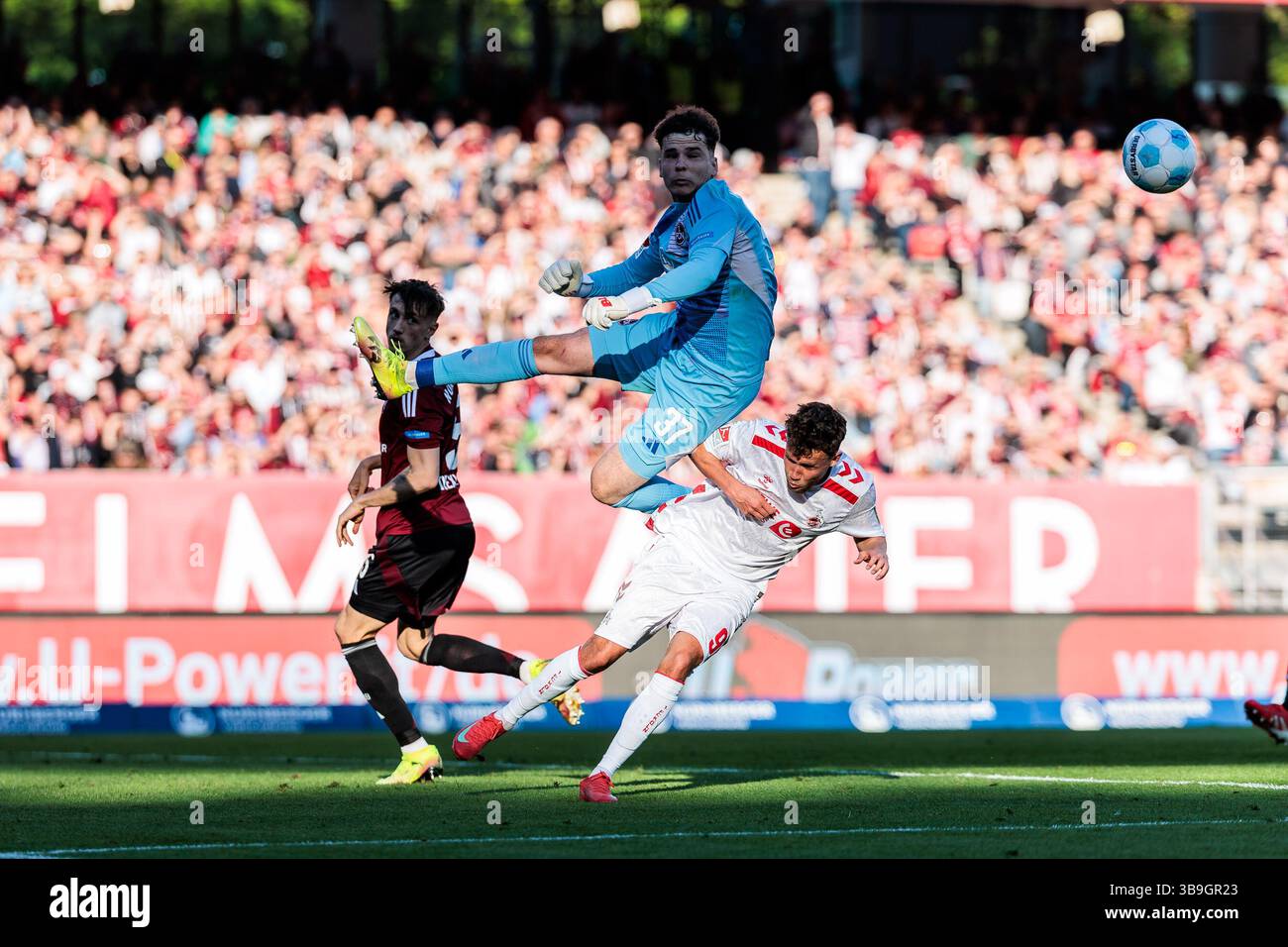 Zweikampf Michal Kukucka (1. FC N?rnberg, 37), Luca Waldschmidt (1. FC K?ln, 9) 1. Fu?ball ...