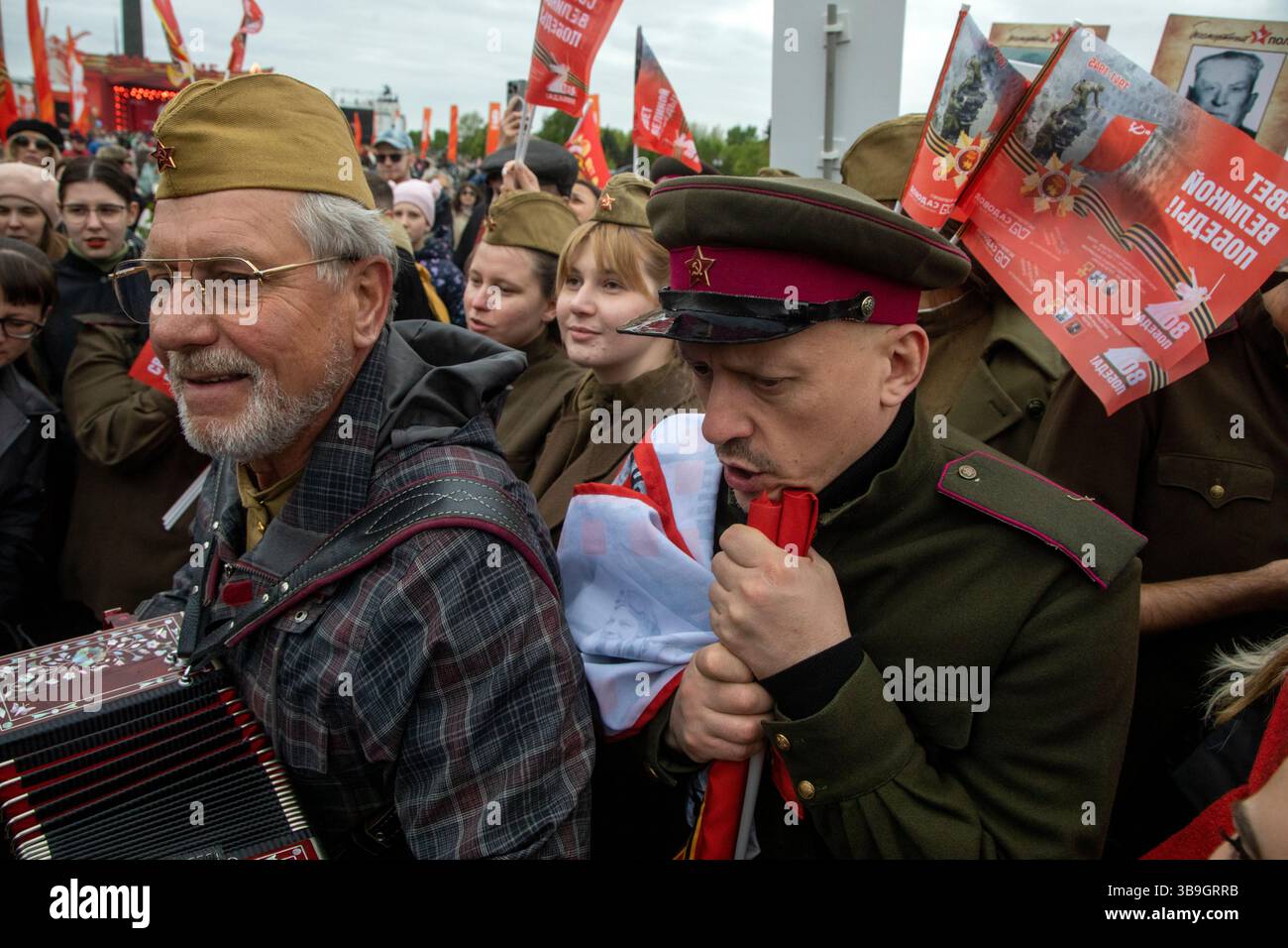 Moscow, Russia. 9th of May, 2025. People sing patriotic songs to mark ...