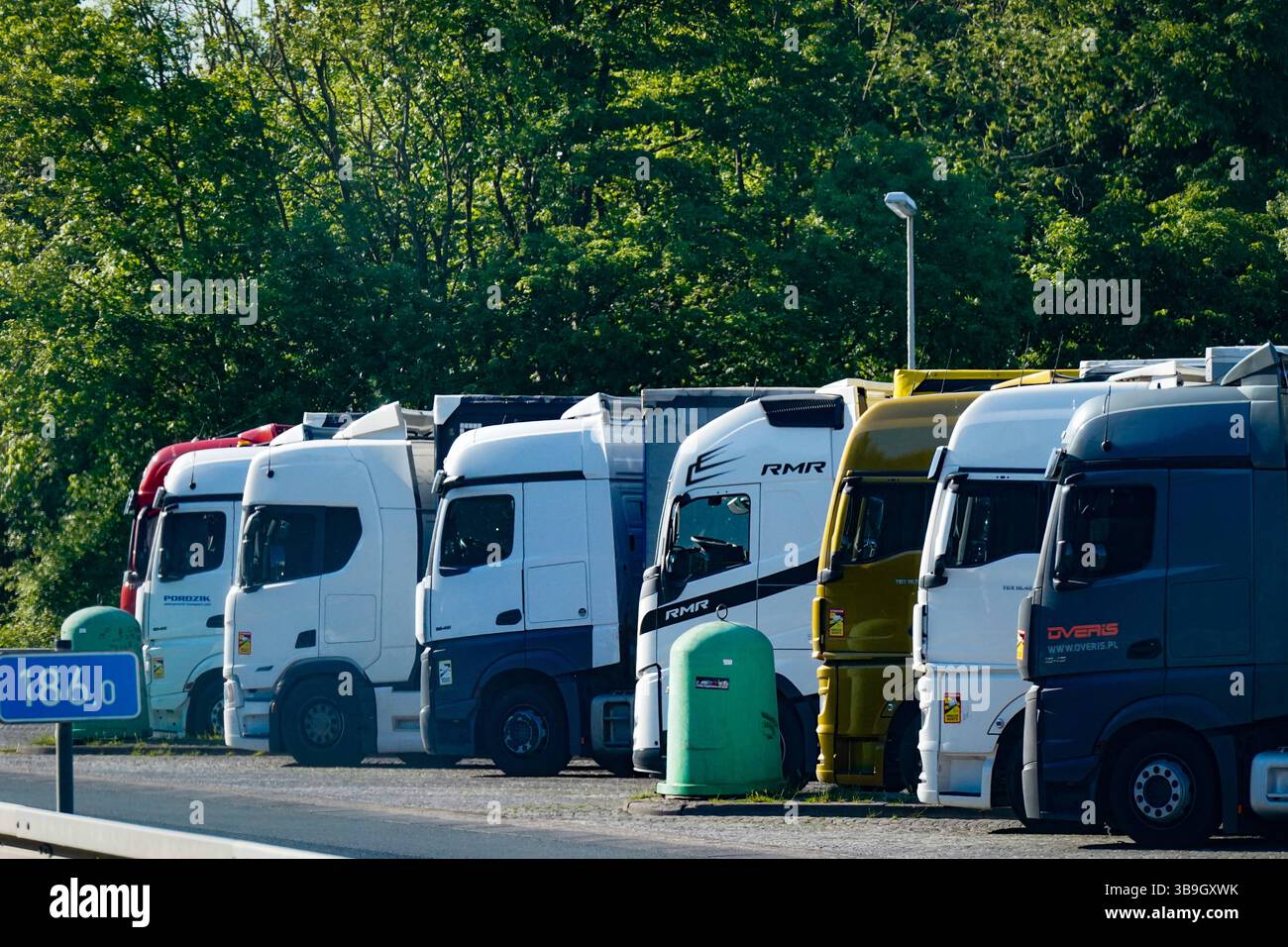 LKW-Reihe an deutscher Autobahnraststätte Logistik in Bewegung ...