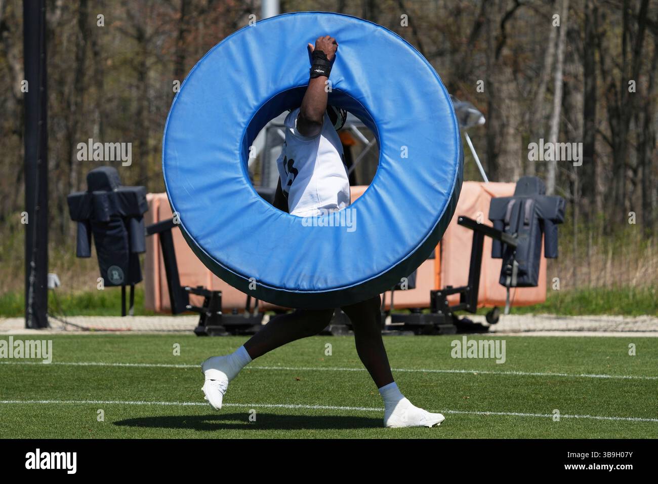 Chicago Bears defensive line Shemar Turner works on the field during ...