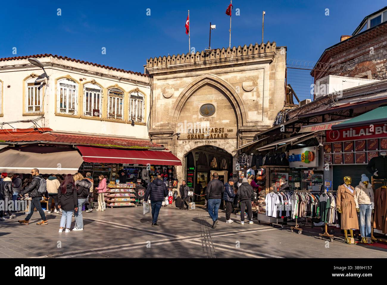 The Beyazit entrance to the Grand Bazaar Kapalı Çarşı Istanbul, Türkiye ...