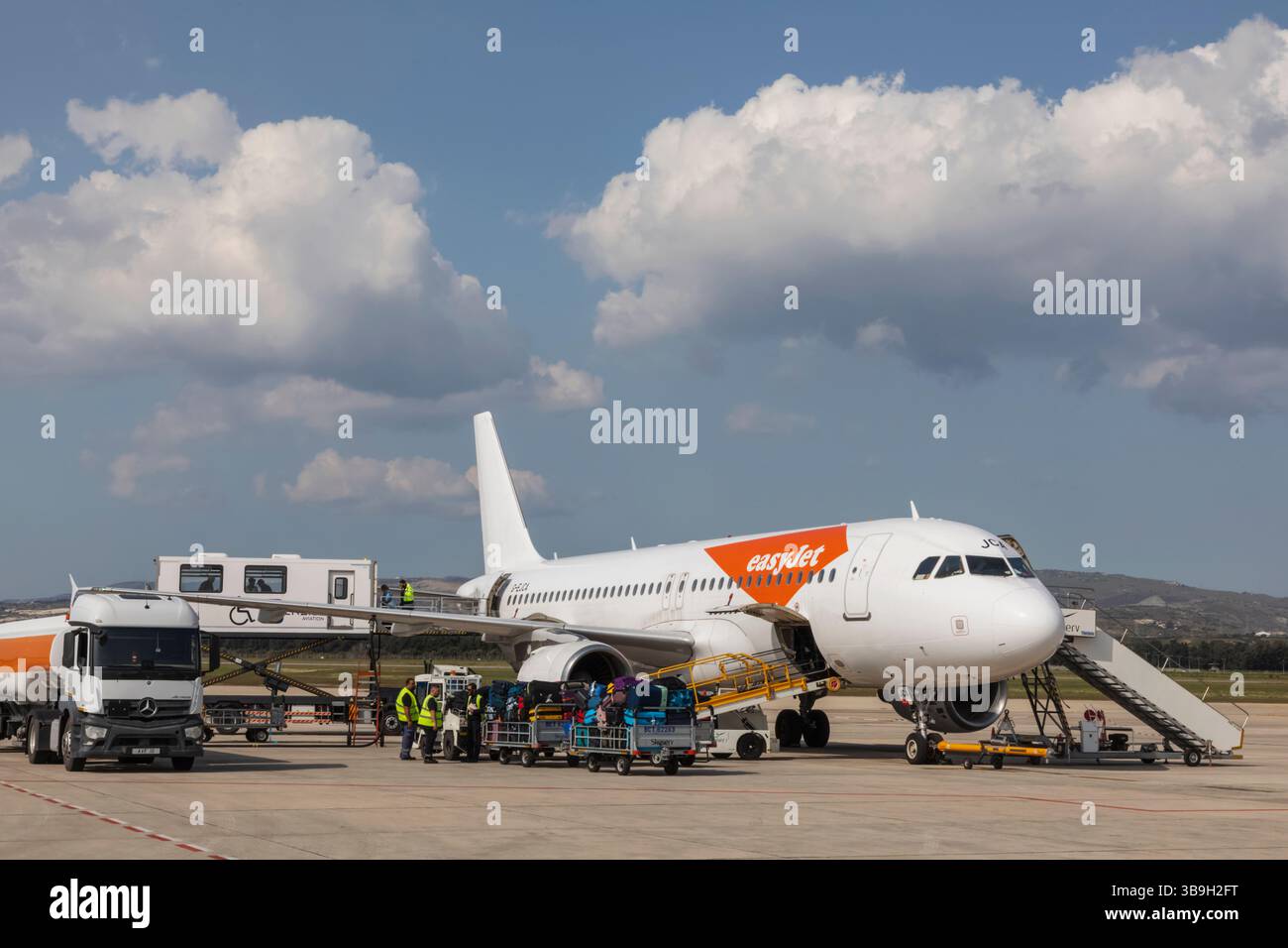 Cyprus, Paphos, Easyjet Plane Airbus A320 on Tarmac Stock Photo - Alamy