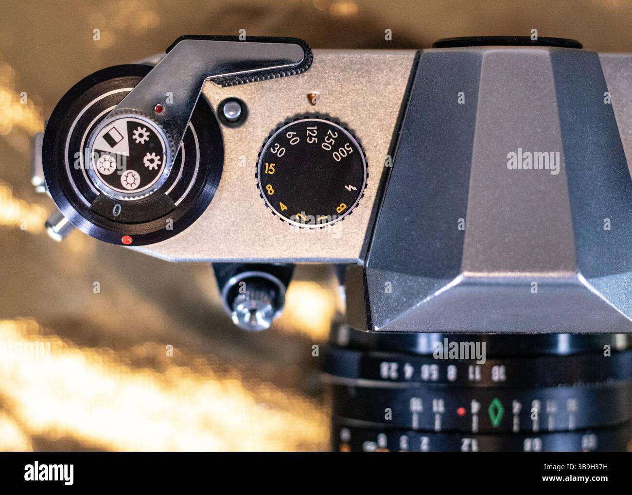 A vintage 35mm film camera Stock Photo - Alamy