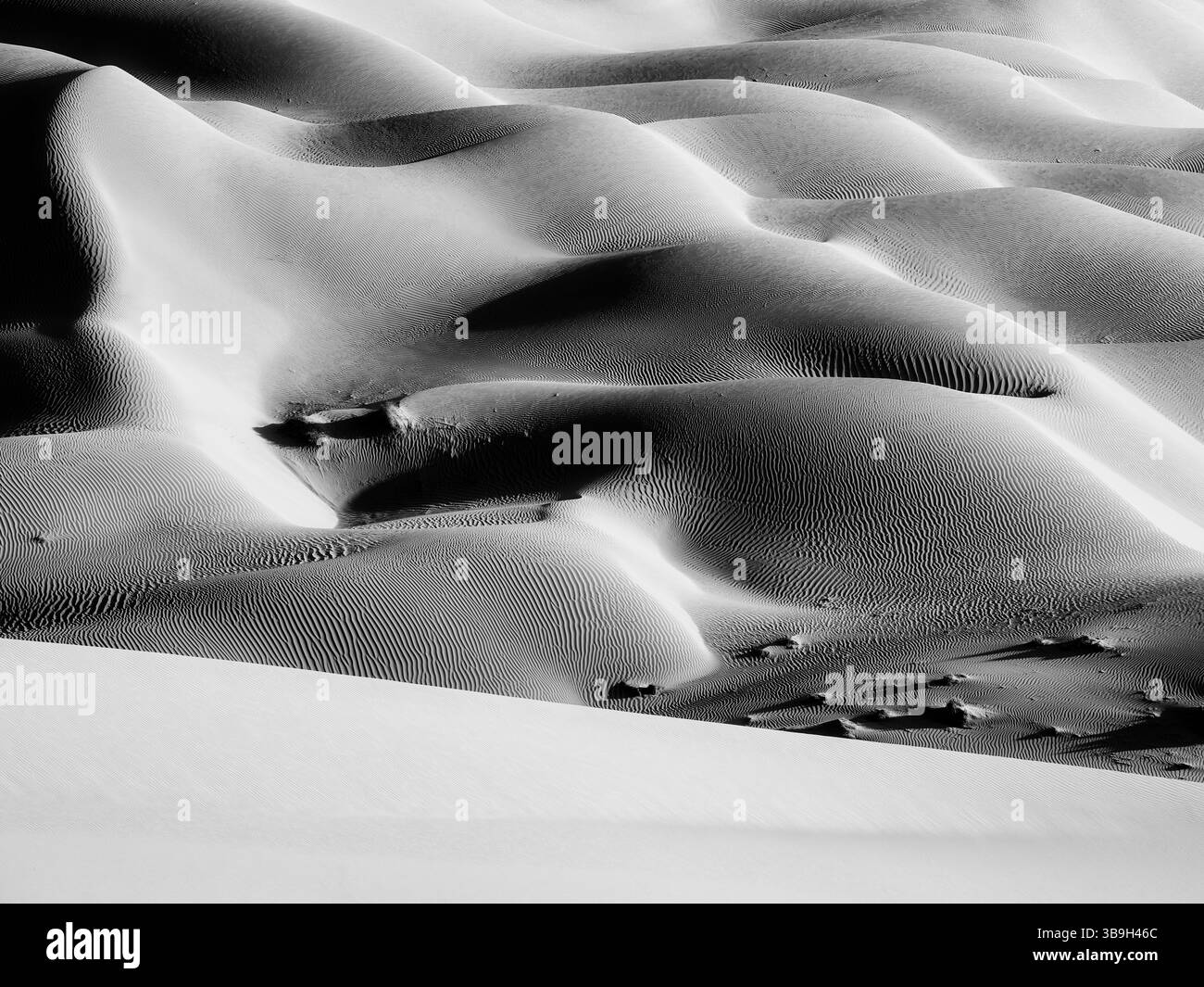 On the road in the Rub al Khali in Oman Stock Photo - Alamy