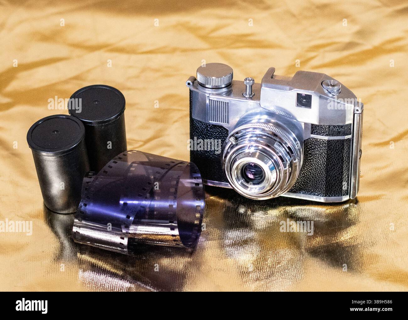 A compact vintage 35mm film camera Stock Photo - Alamy