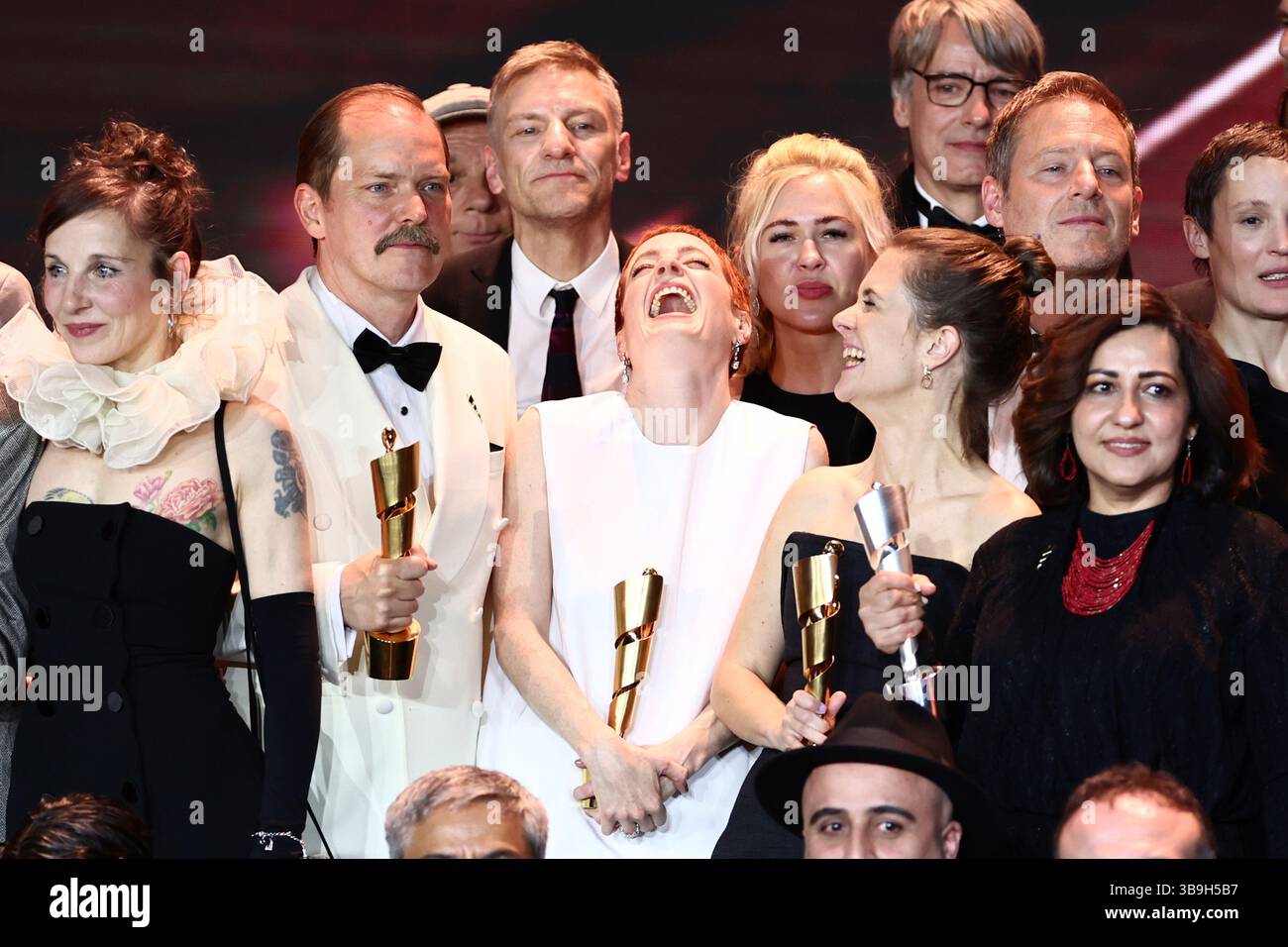 Berlin, Germany. 09th May, 2025. Actresses Lonie Benesch (M, l) and Liv ...