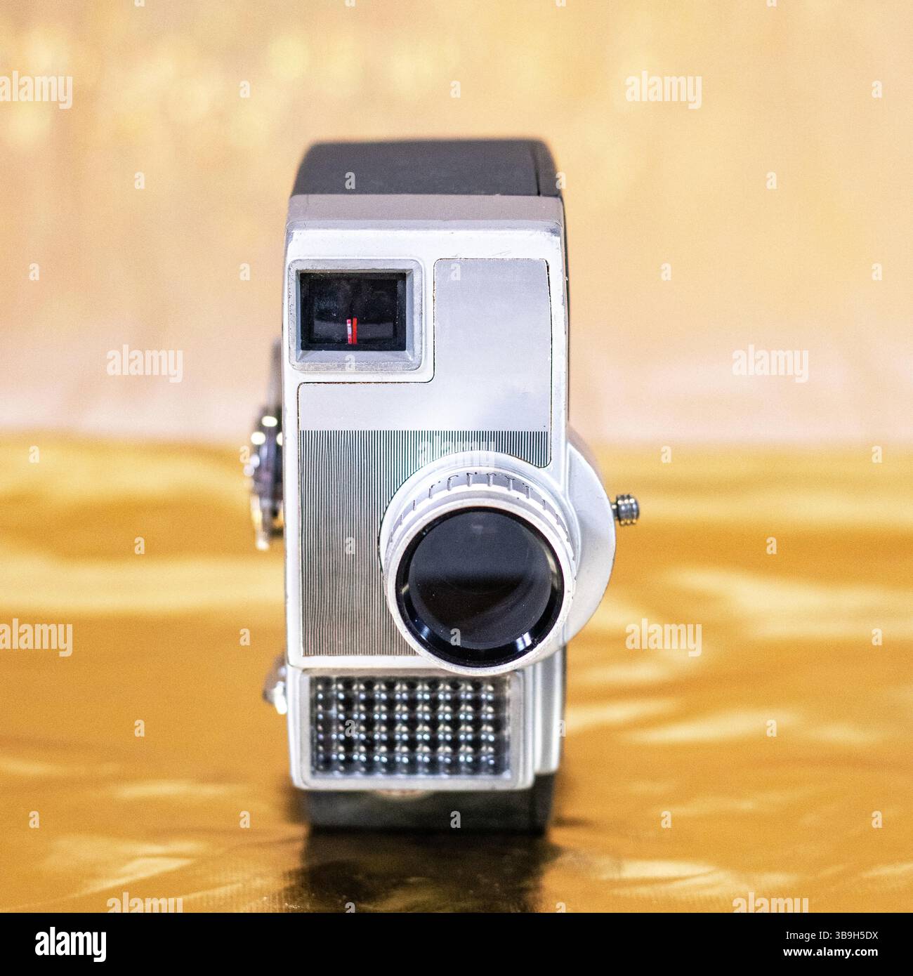 Vintage 8mm cine camera hi-res stock photography and images - Alamy