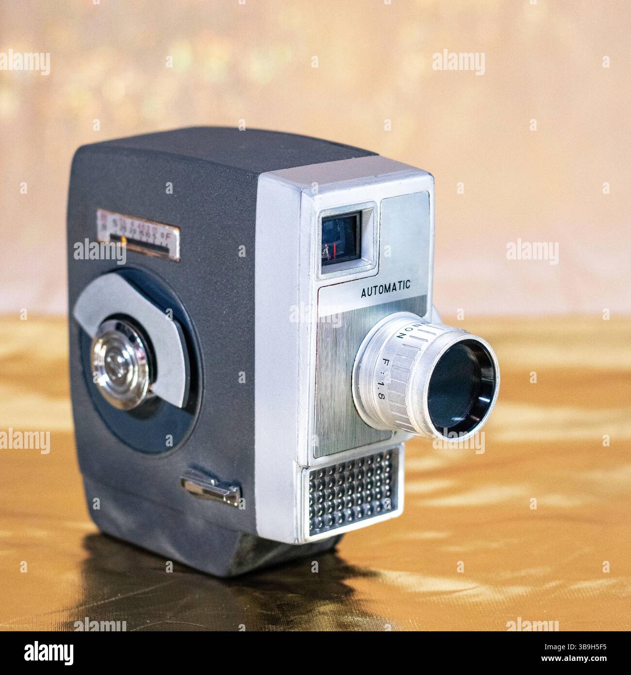 A vintage 8mm cine home movie camera Stock Photo - Alamy