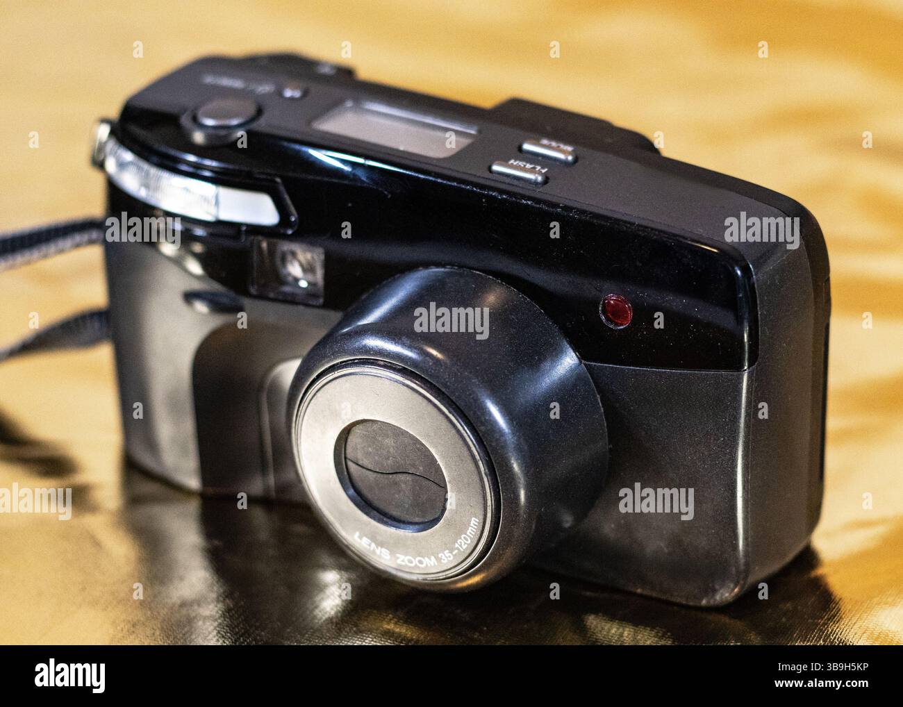 A retro analog 35mm film camera Stock Photo - Alamy