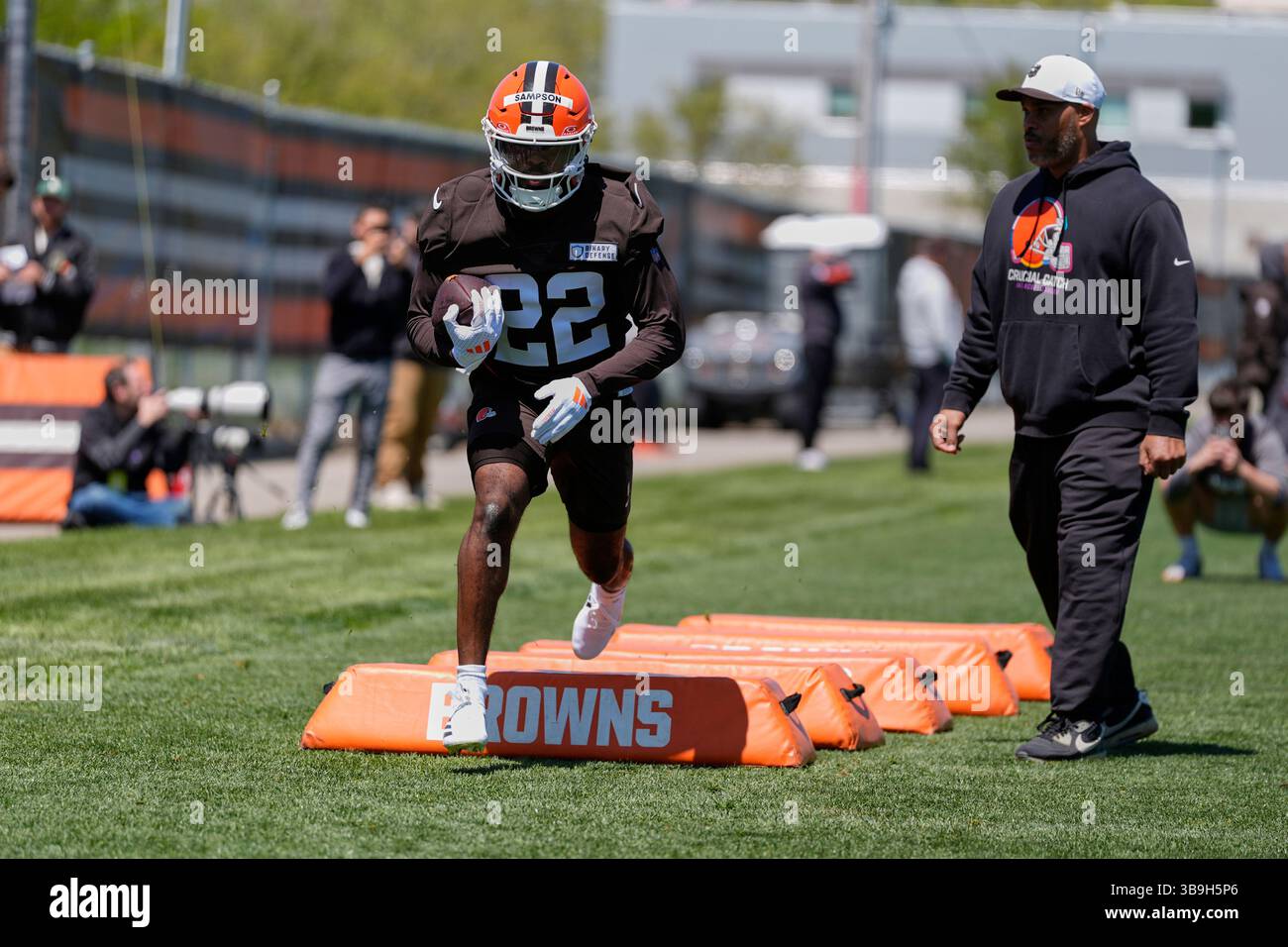 Cleveland Browns running back Dylan Sampson (22) participates in a ...