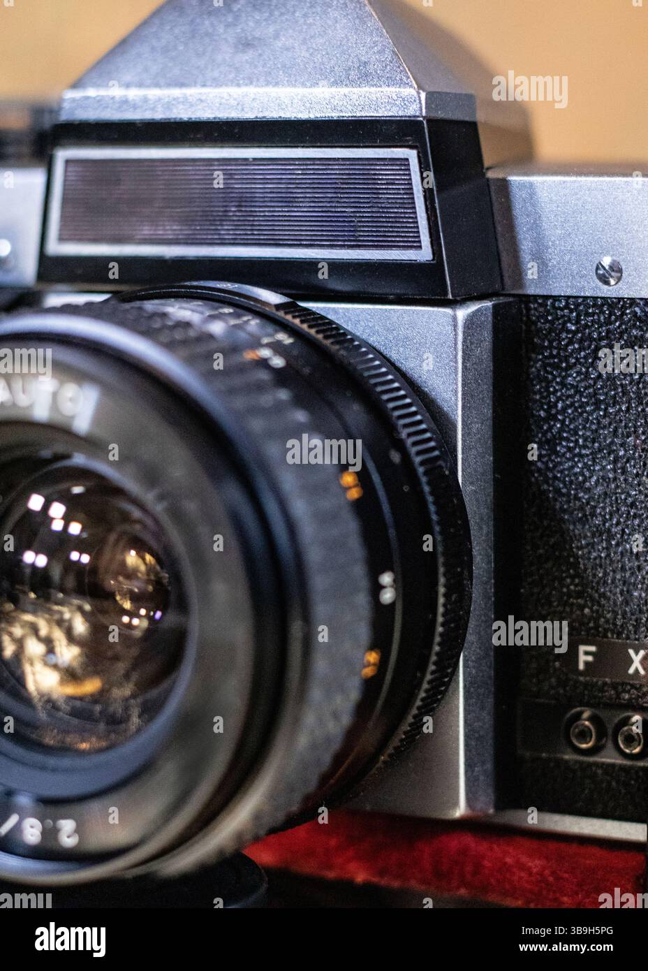 A vintage 35mm film camera Stock Photo - Alamy