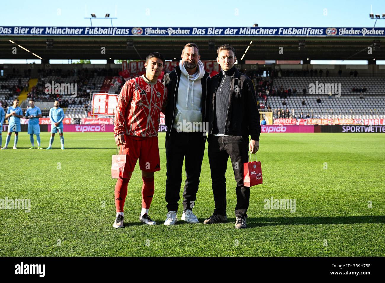Muenchen, Deutschland. 09th May, 2025. Der FC Bayern verabschiedet ...
