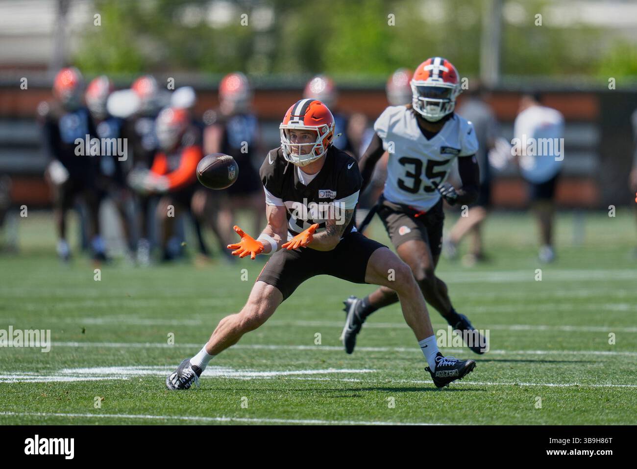 Cleveland Browns wide receiver Kaden Davis, left, catches a pass in ...