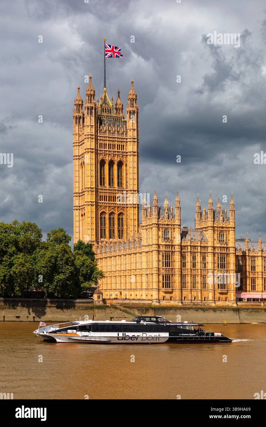 Excursion boat on the Thames with Houses of Parliament, London, England ...