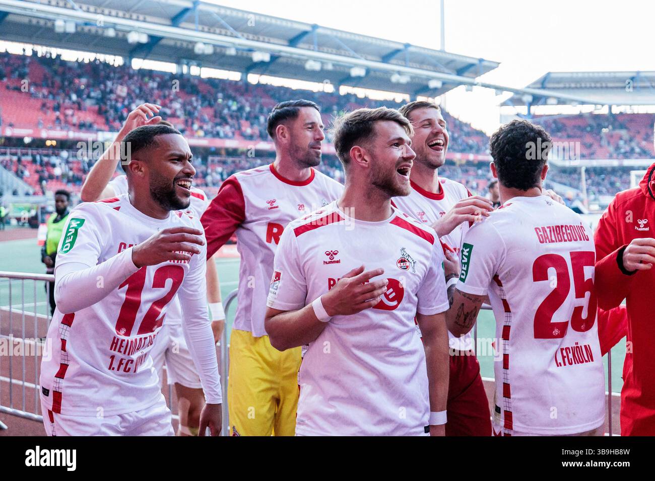 Die Mannschaft feiert den Sieg mit den Fans Linton Maina (1. FC K?ln ...