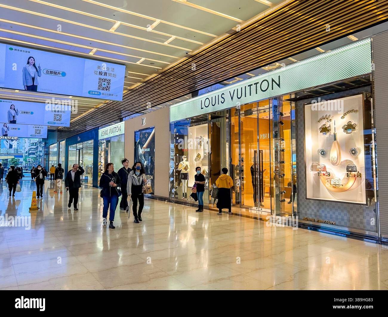 Taipei, Taiwan, Crowd People,, Shopping inside, Luxury Fashion Store ...
