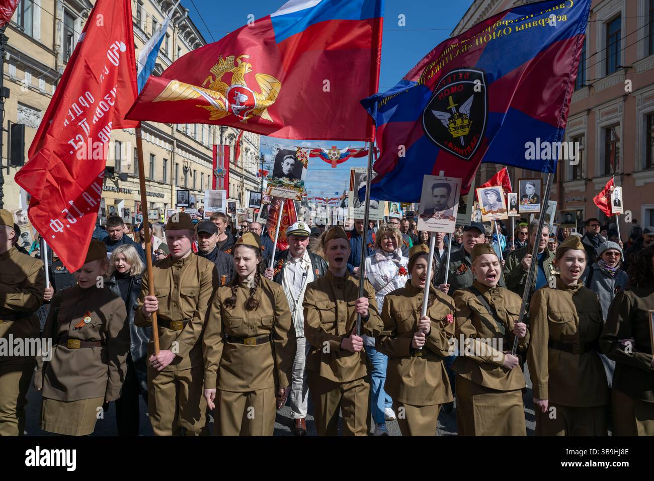 Saint Petersburg, Russia. 09th May, 2025. People carry portraits of ...