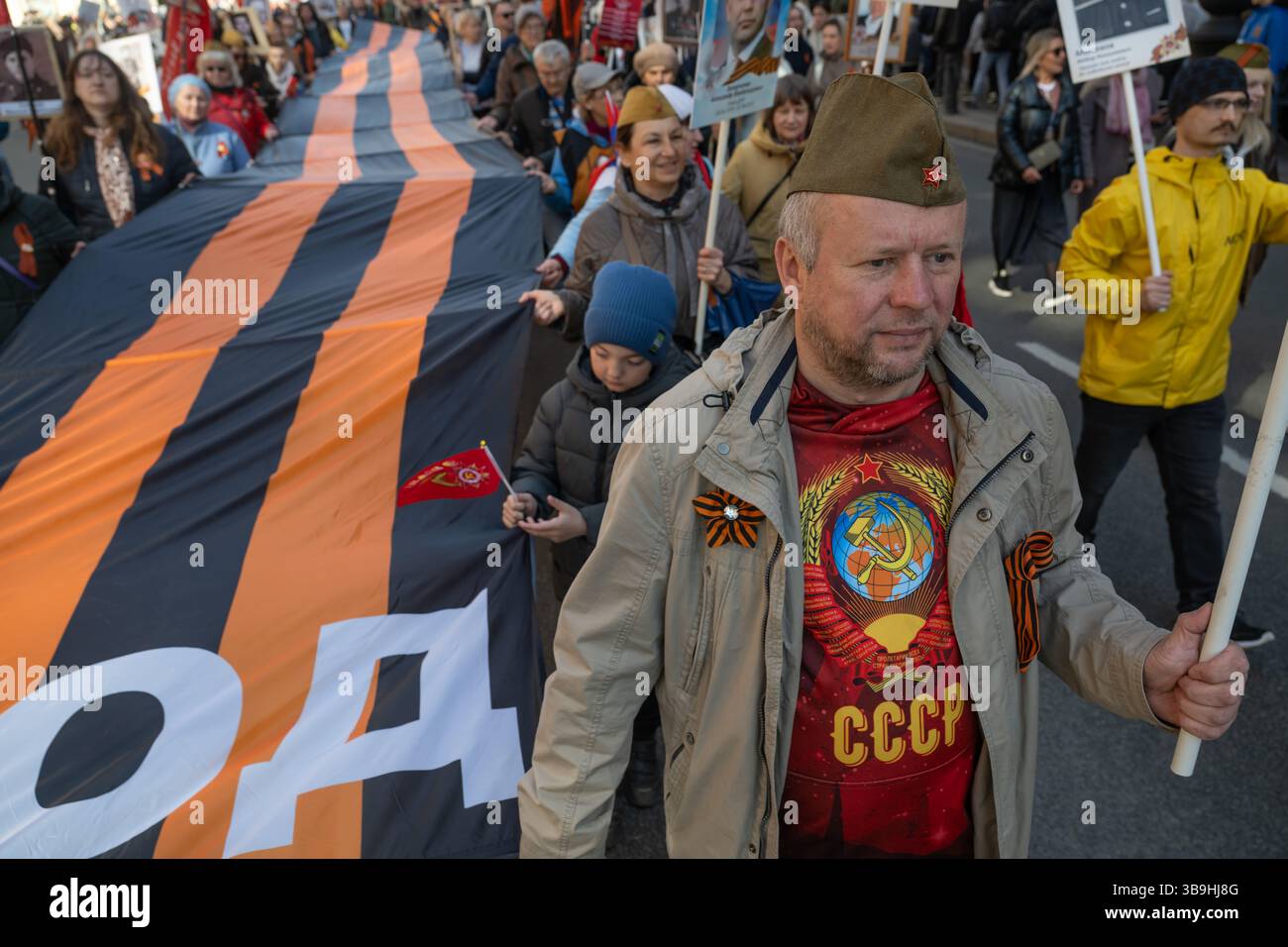Saint Petersburg, Russia. 09th May, 2025. People carry portraits of ...