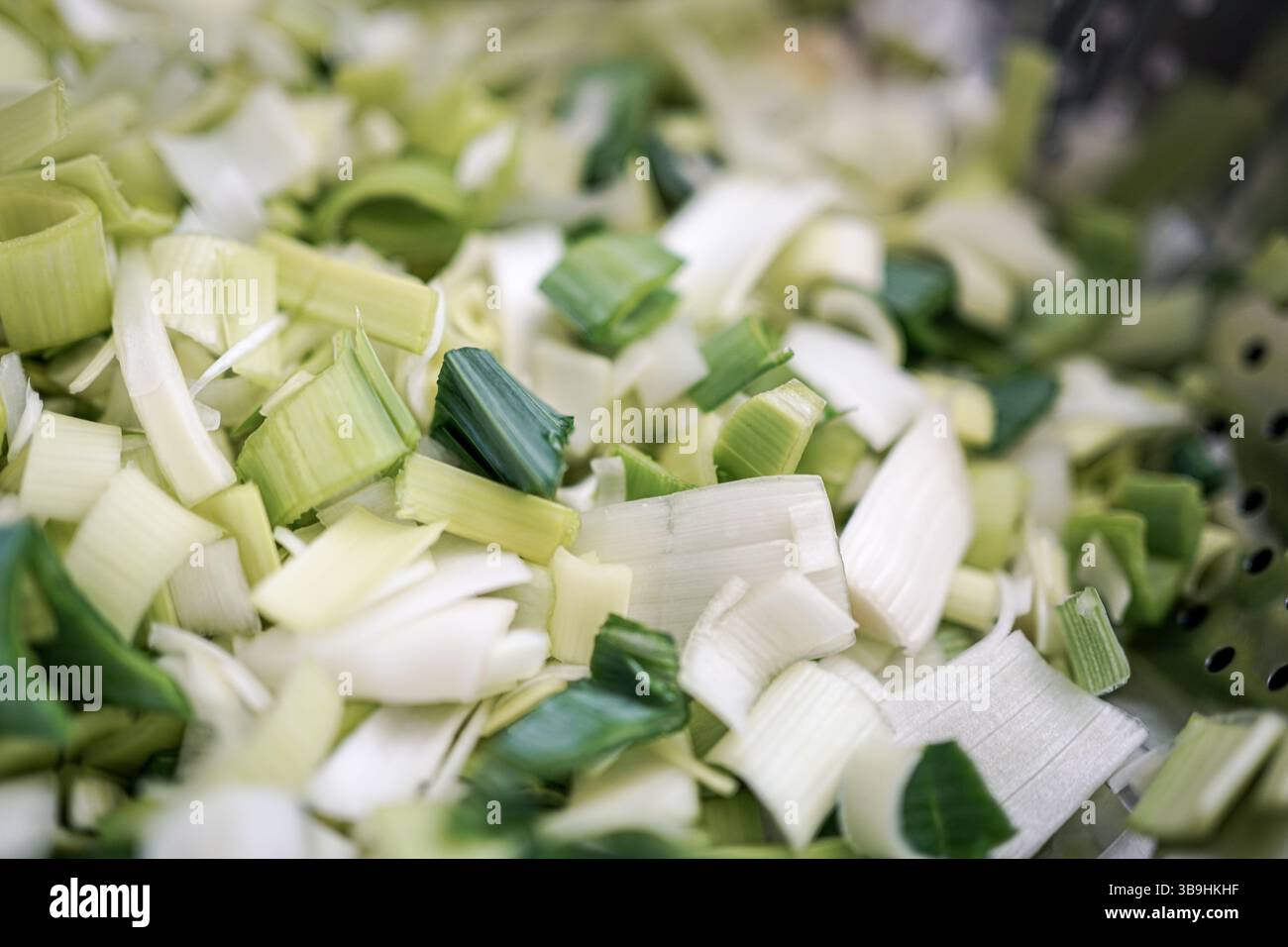 A pile of chopped leeks Stock Photo - Alamy