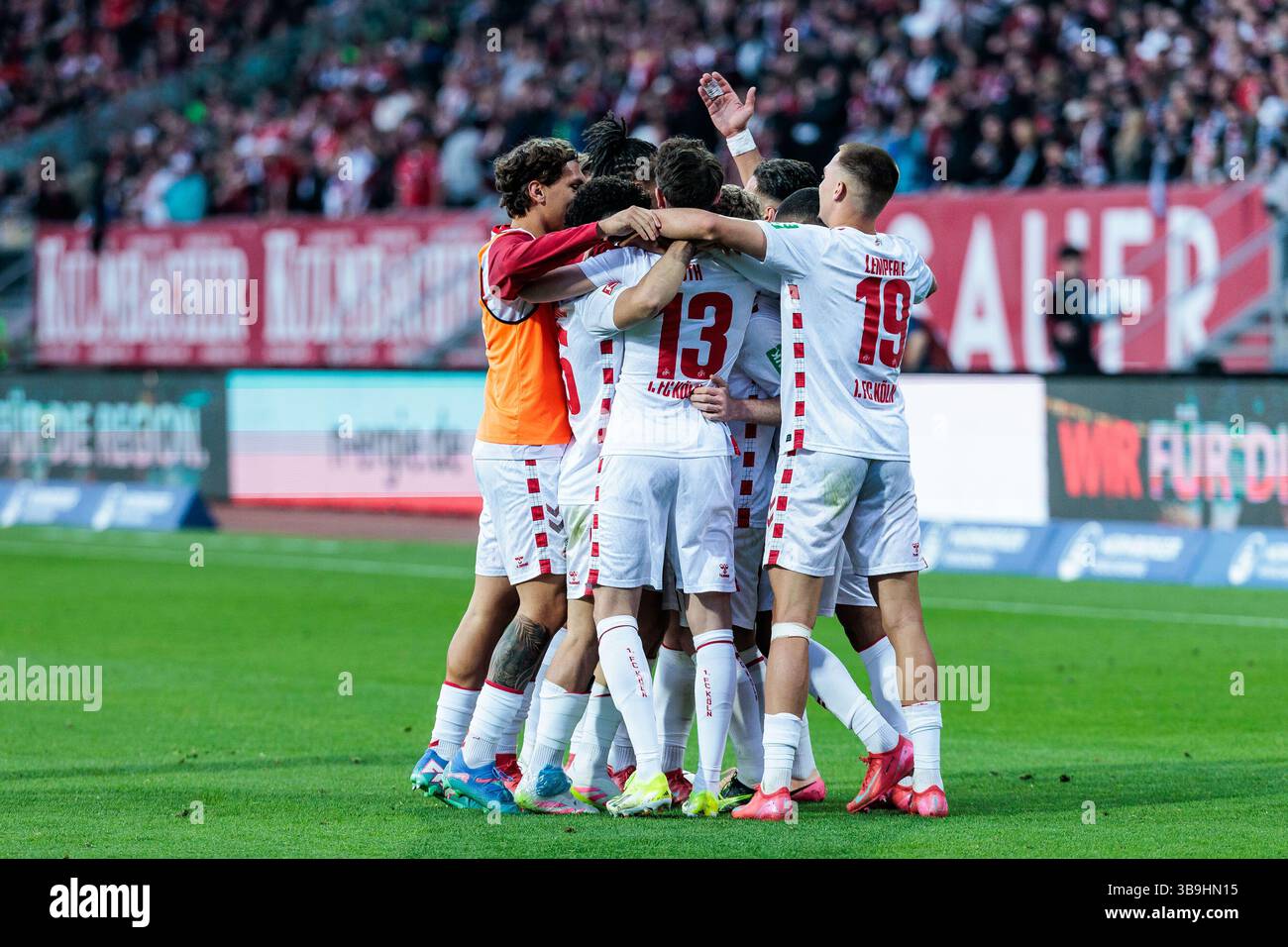 Gl?ckliche Gesichter nach Abpfiff 1. FC K?ln gewinnt Jubeltraube 2. Fu?ball Bundesliga, 1. FC N ...