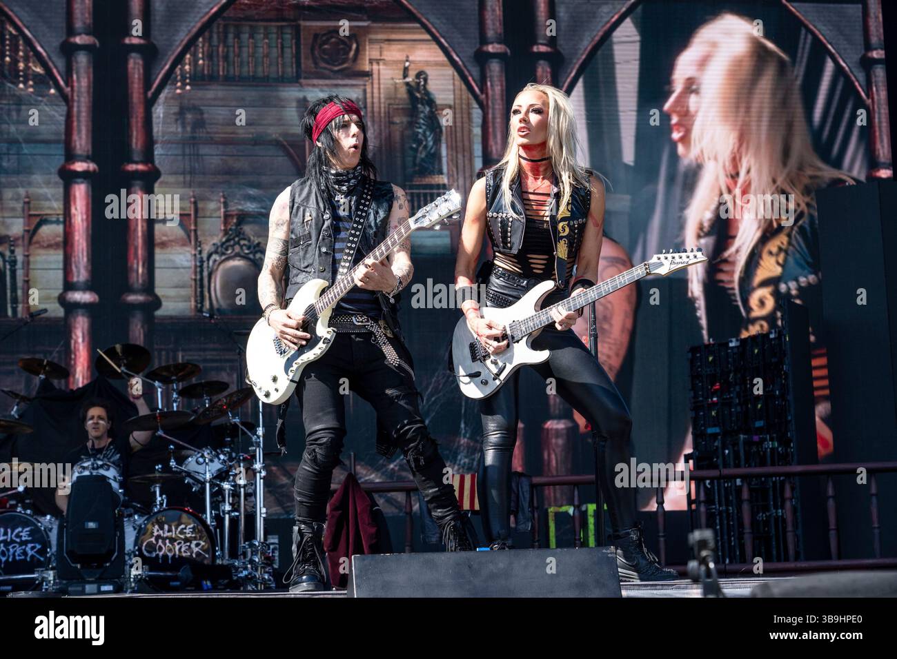 Tommy Henriksen, left, and Nita Strauss perform during Sonic Temple Art ...