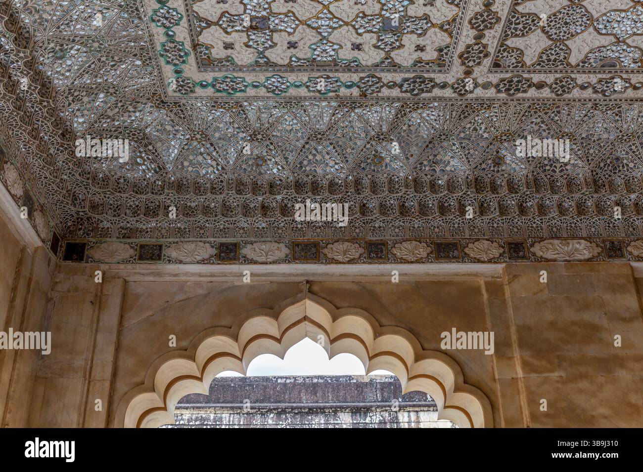 Intricate mirrored ceiling and walls of the Sheesh Mahal, Amber Palace ...