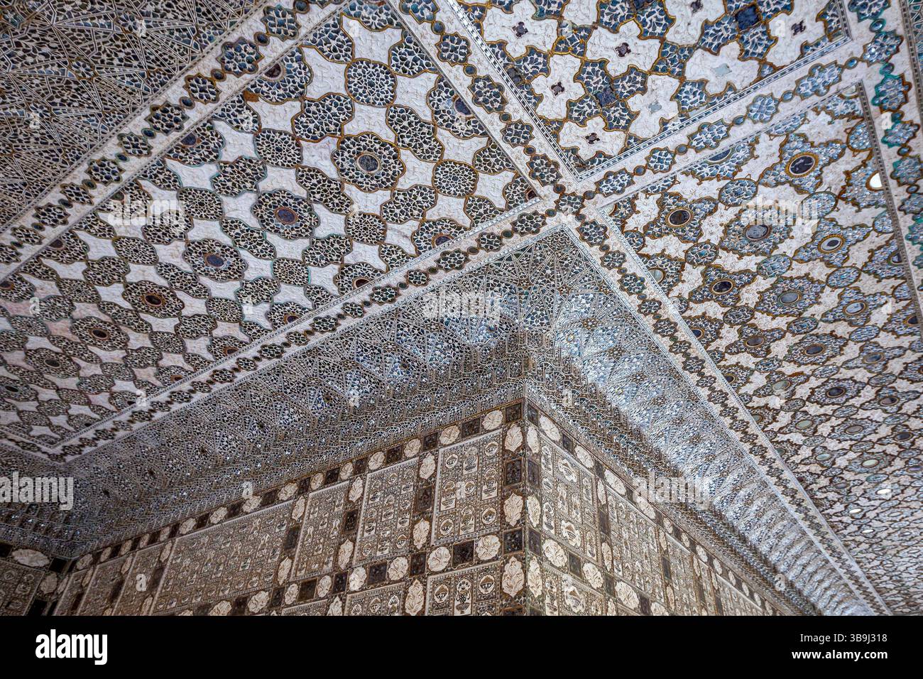 Intricate mirrored ceiling and walls of the Sheesh Mahal, Amber Palace ...