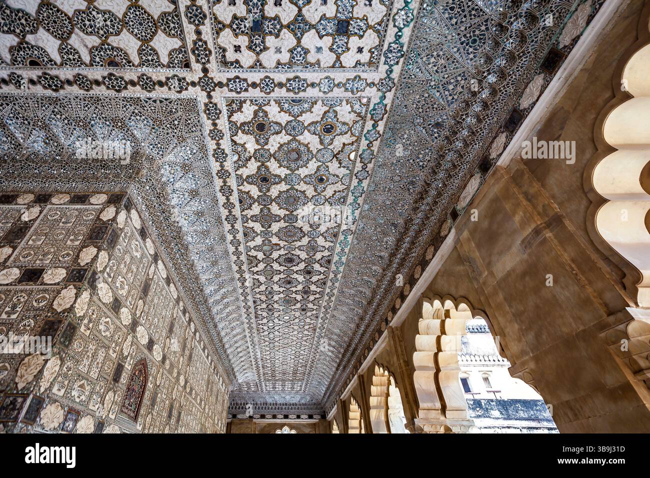 Intricate mirrored ceiling and walls of the Sheesh Mahal, Amber Palace ...