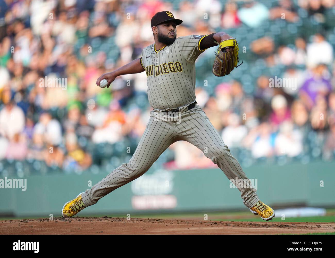 San Diego Padres starting pitcher Randy Vásquez throws to the plate ...
