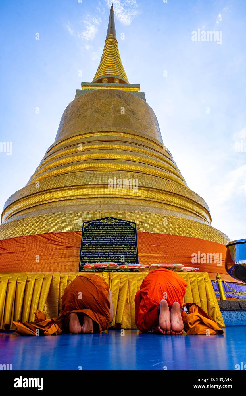 Buddhist monks in prayer at Wat Saket, the iconic Golden Mount Temple in Bangkok, Thailand Stock ...