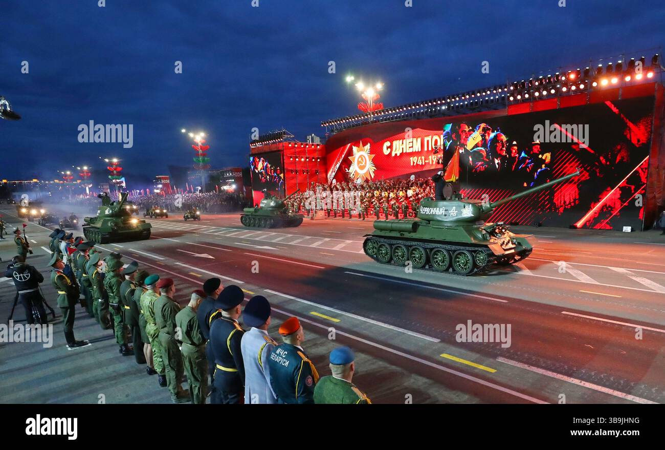 (250510) -- MINSK, May 10, 2025 (Xinhua) -- Tanks march during a ...