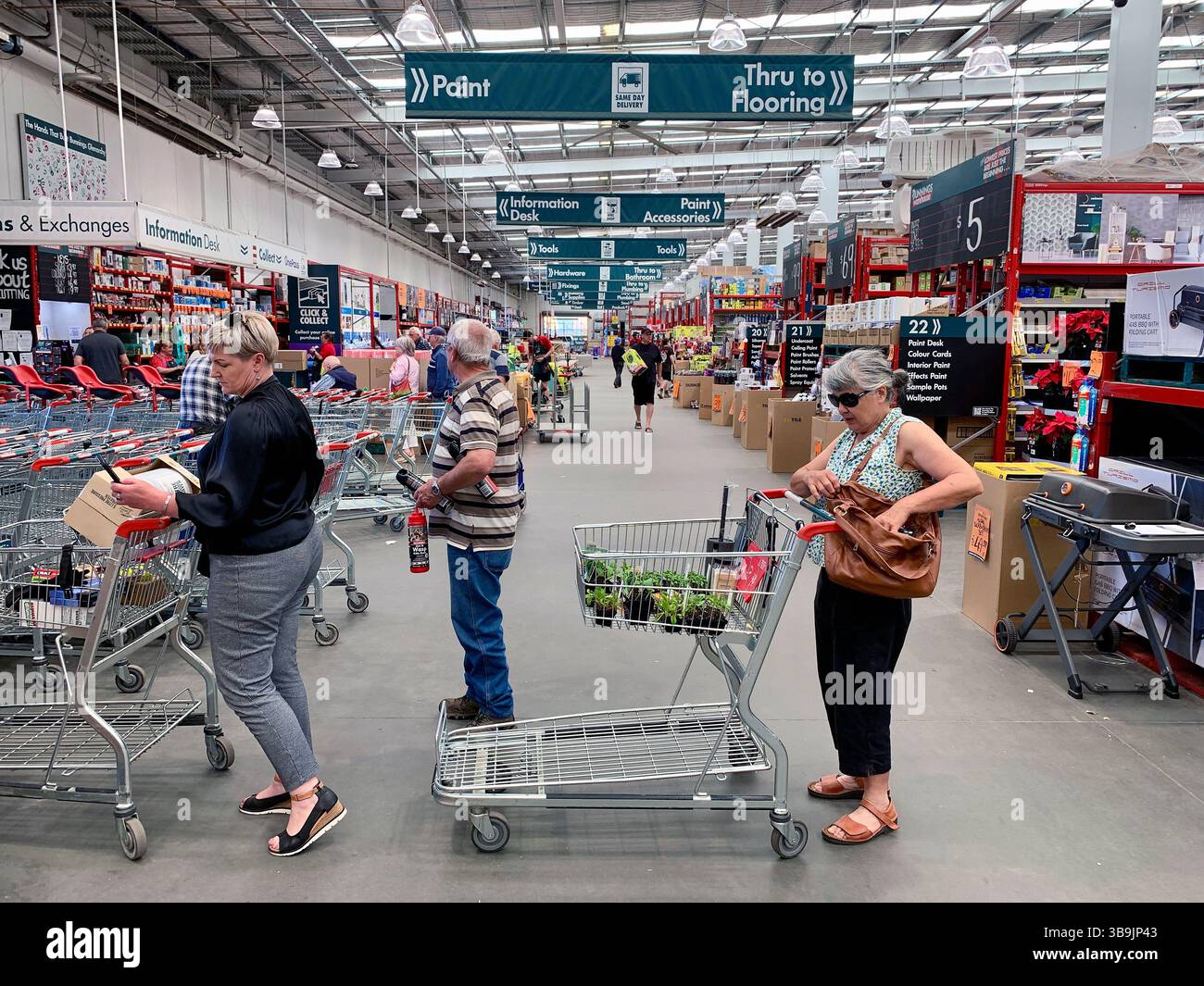 Hardware store check out line hi-res stock photography and images - Alamy
