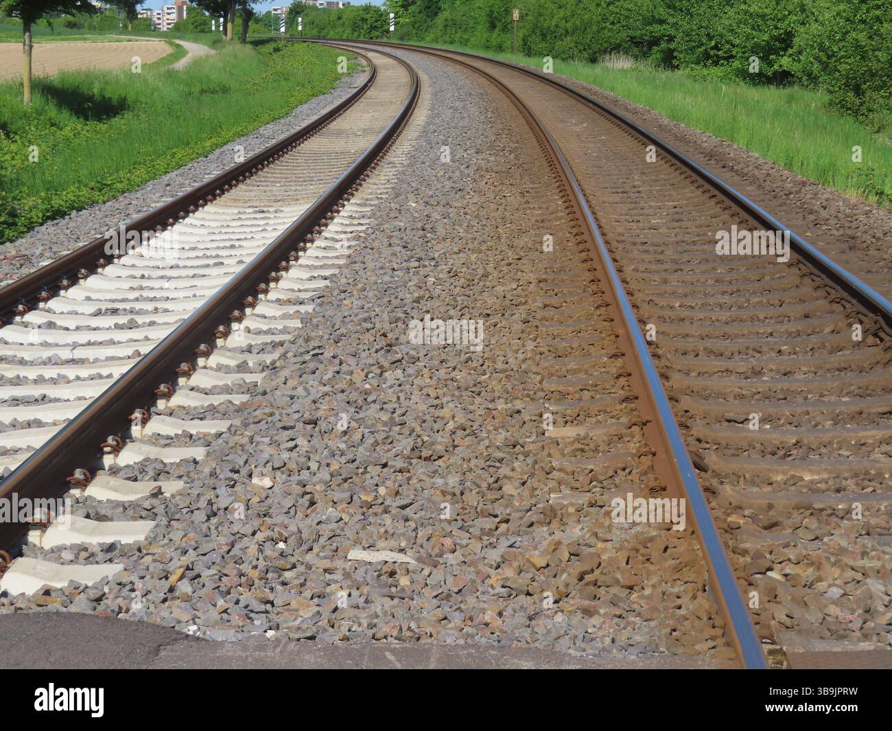 ...Blick ueber Gleisanlage mit langgezogener Kurve... Gleisanlage mit ...