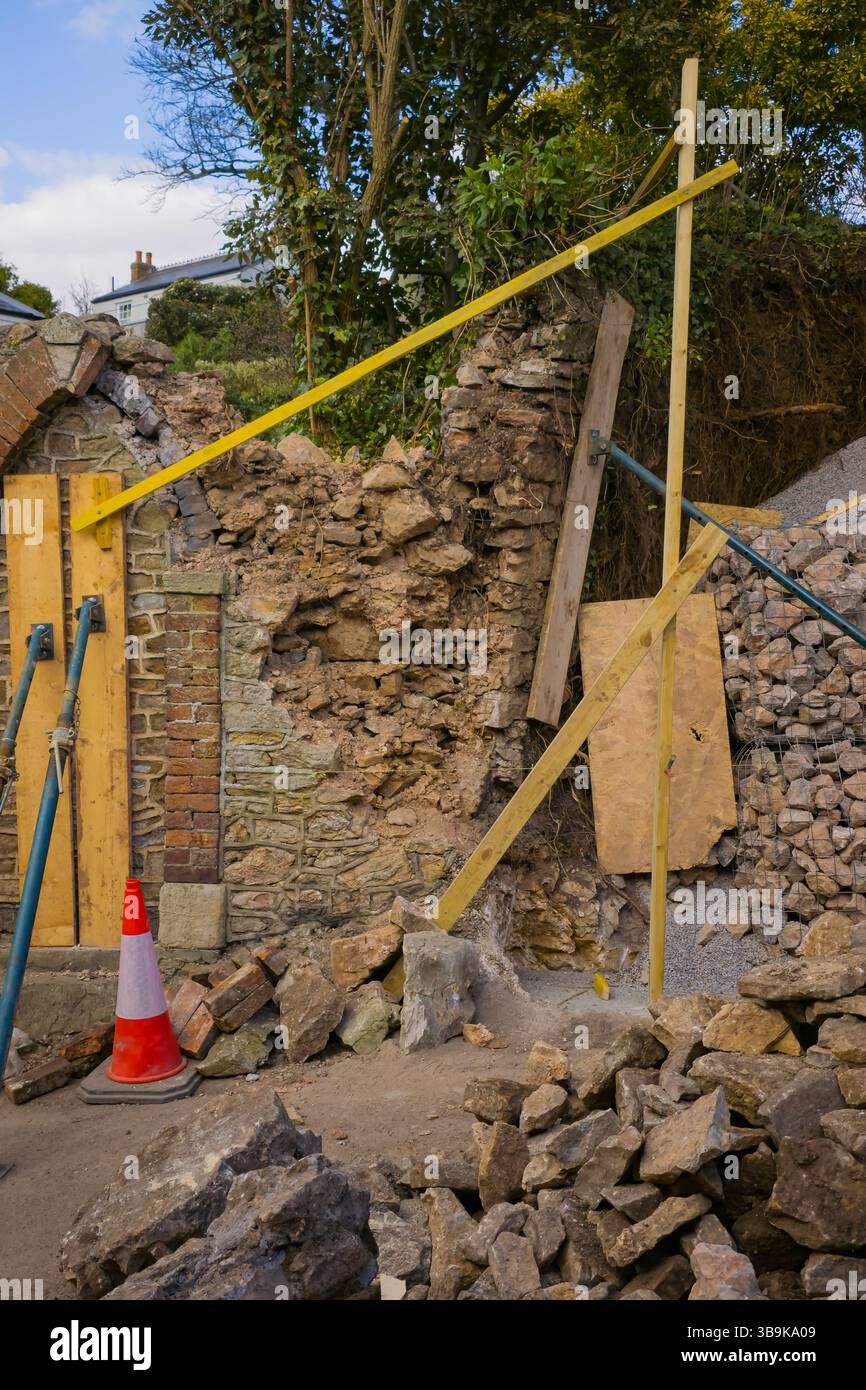 Dismantle wall brick by brick hi-res stock photography and images - Alamy