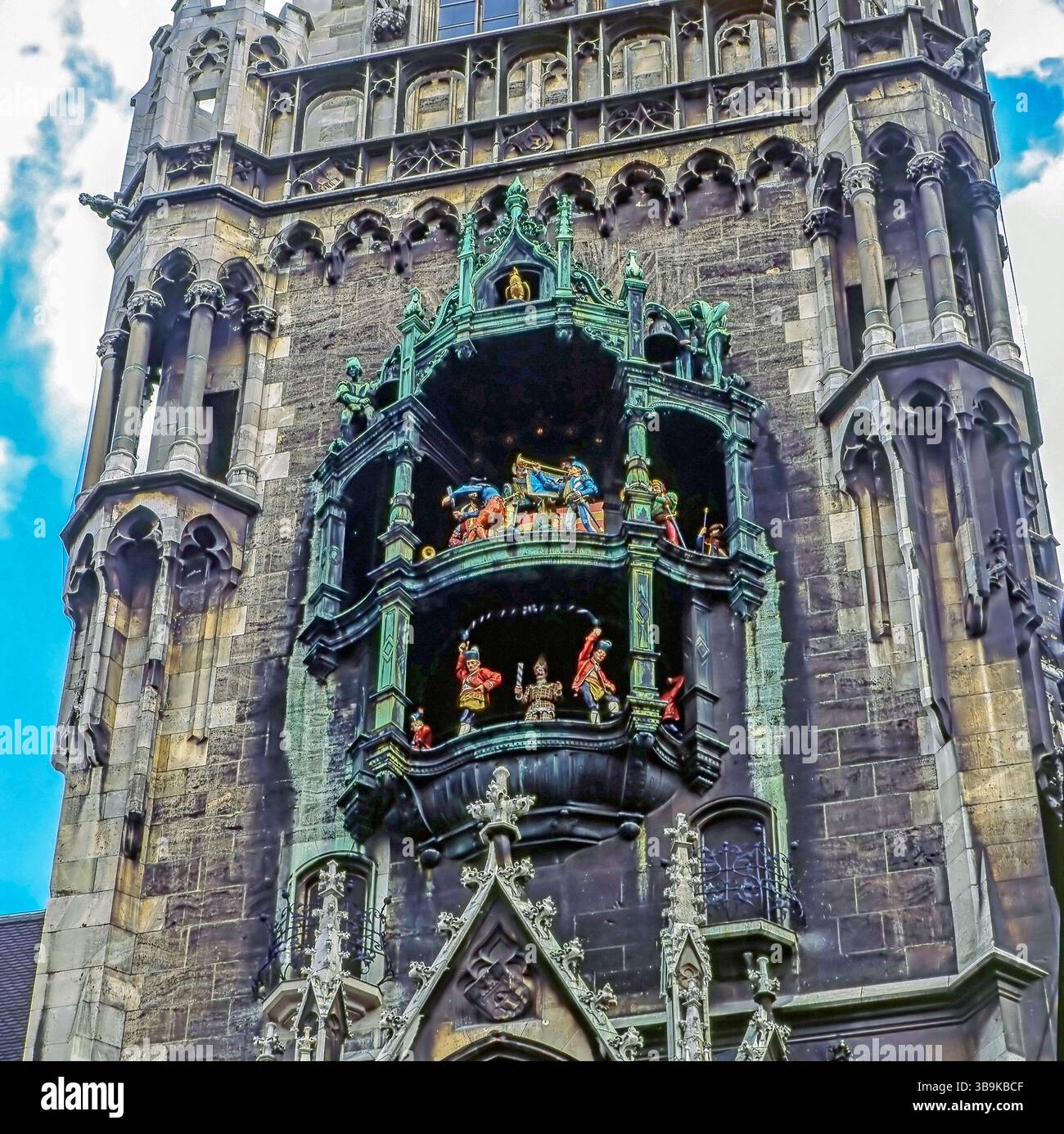 Mechanical figures circle clock hi-res stock photography and images - Alamy