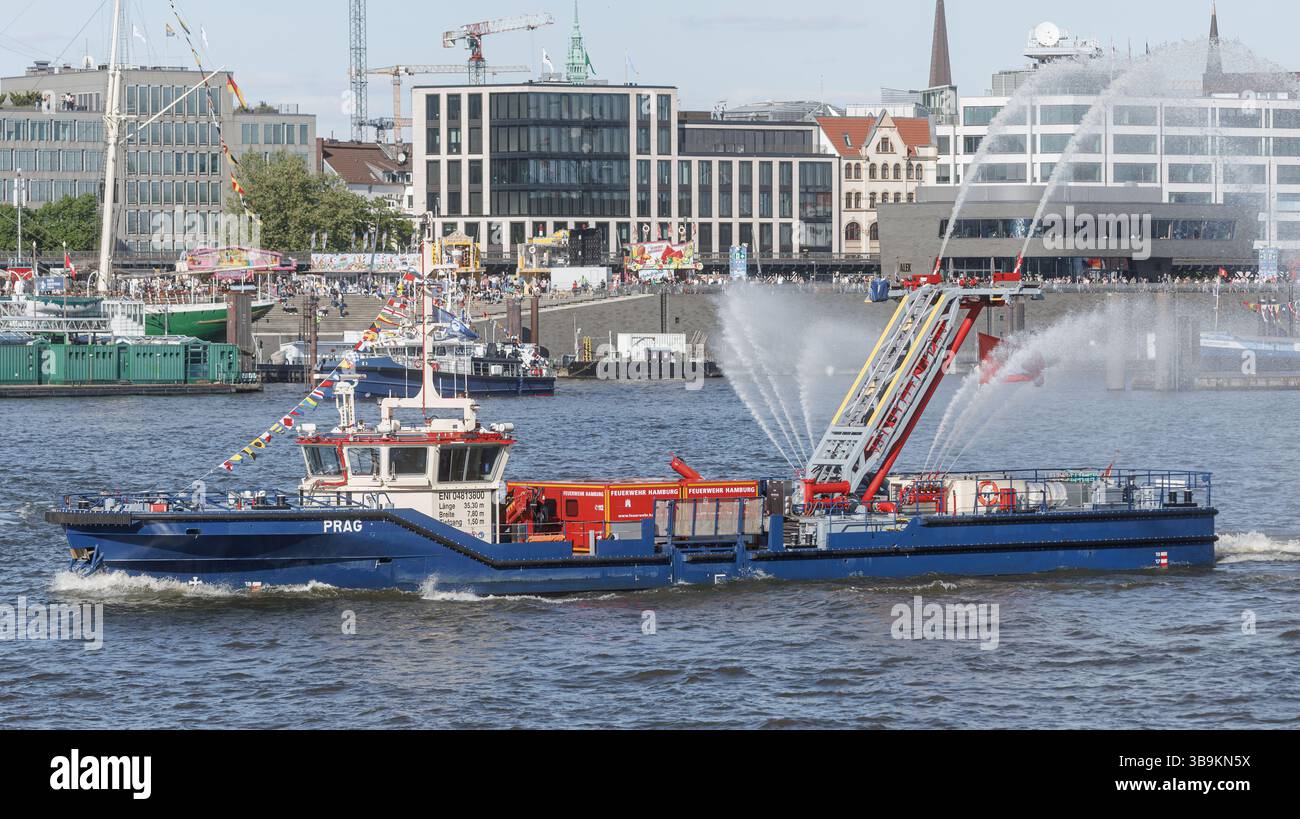 Hamburg, Germany. 09th May, 2025. The Hamburg Fire Brigade's fireboat ...