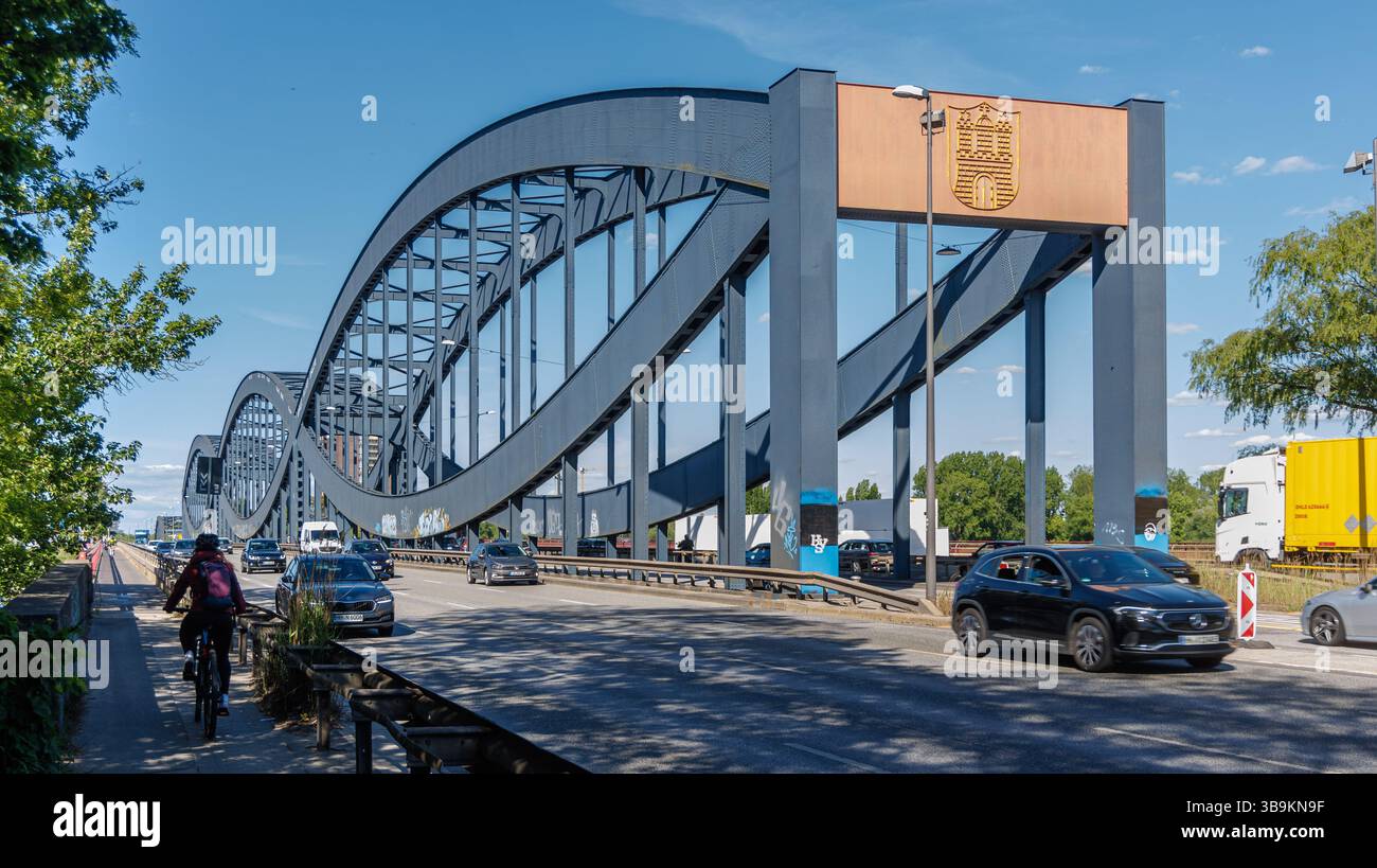 09 May 2025, Hamburg: View of the New Elbe Bridge from south to north ...