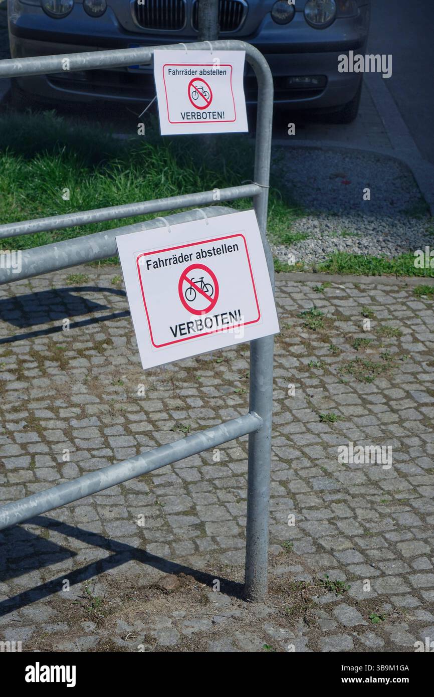 Fahrradständer mit Schild Fahrräder abstellen verboten Fahrradständer ...