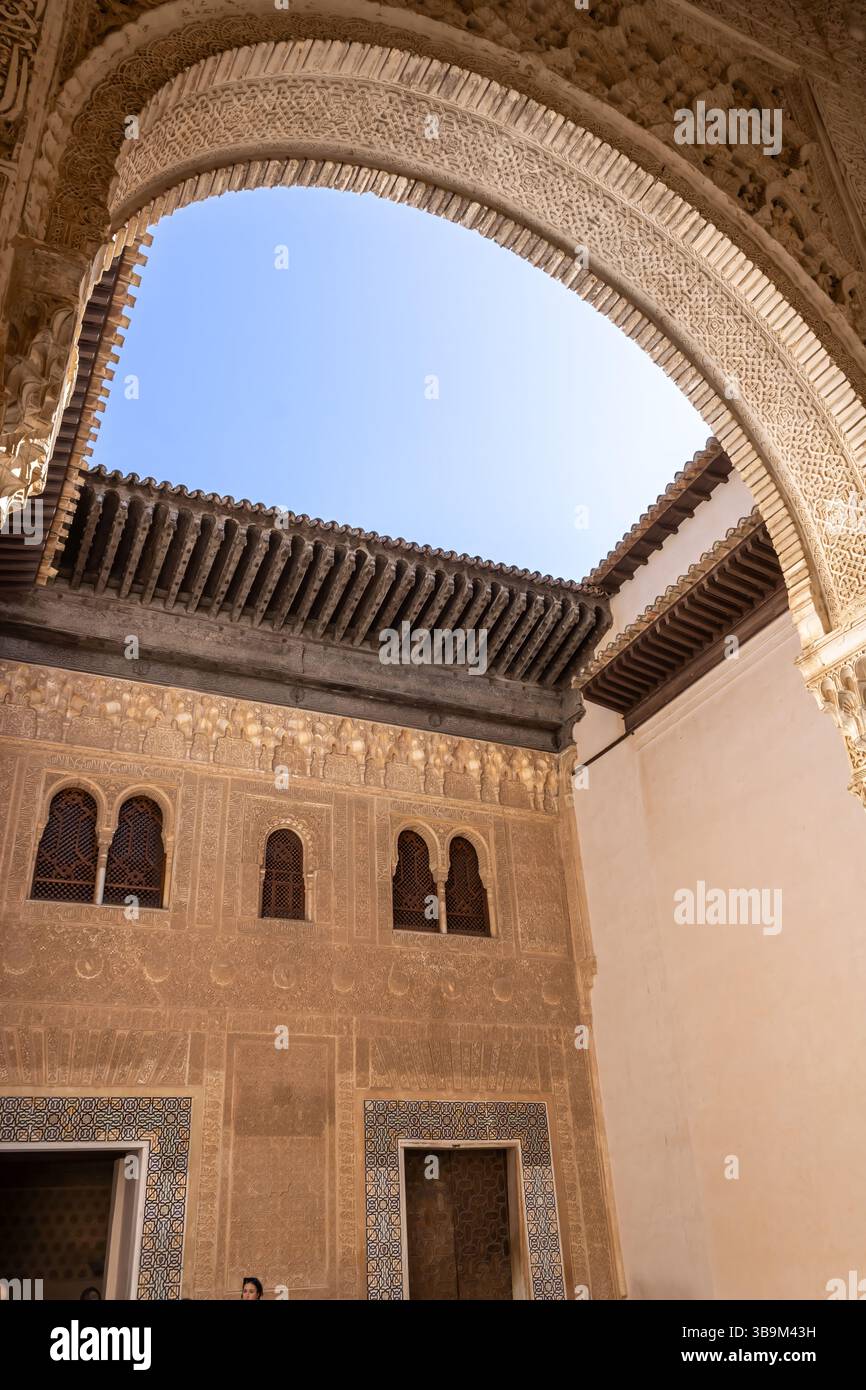 Carved decoration of the walls in the Alhambra with the elements of ...