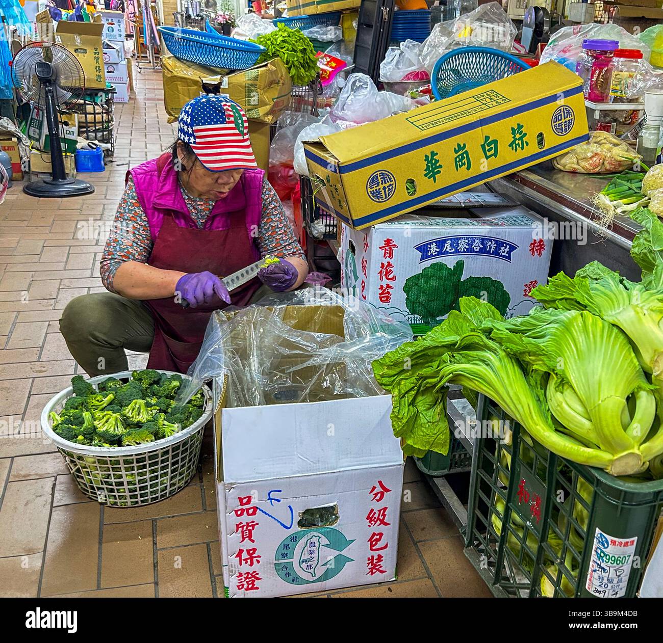Taiwanese woman clerk hi-res stock photography and images - Alamy