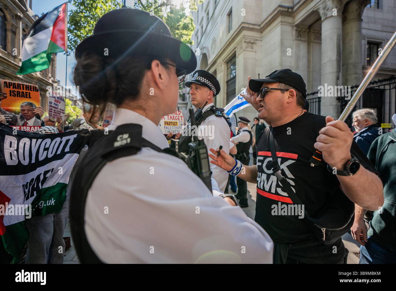 Pro-Israeli counter-protestors heckle at pro-Palestinian demonstrators ...