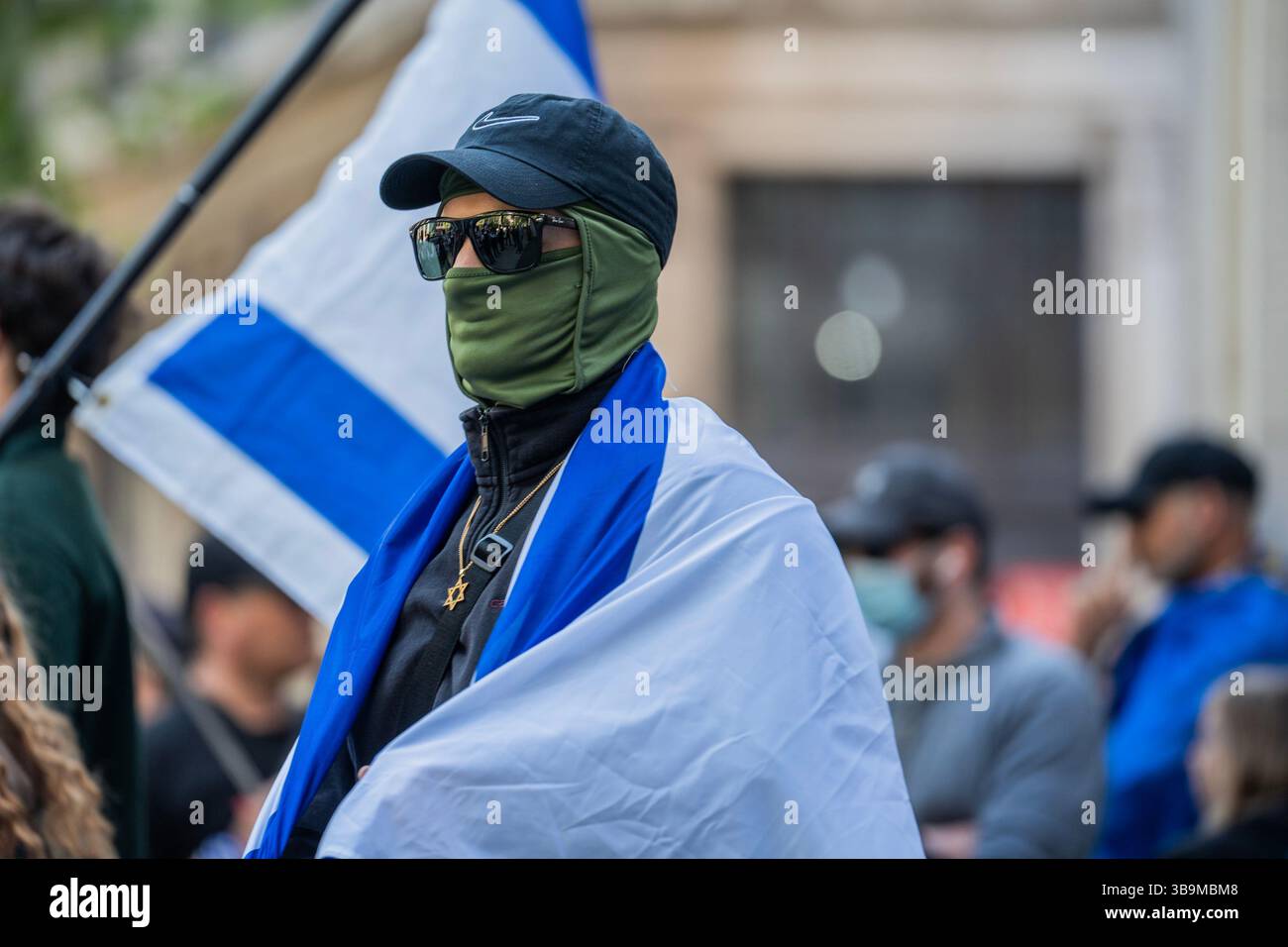 London, UK. 10th May, 2025. A pro-Israeli counter-protestor draped in ...