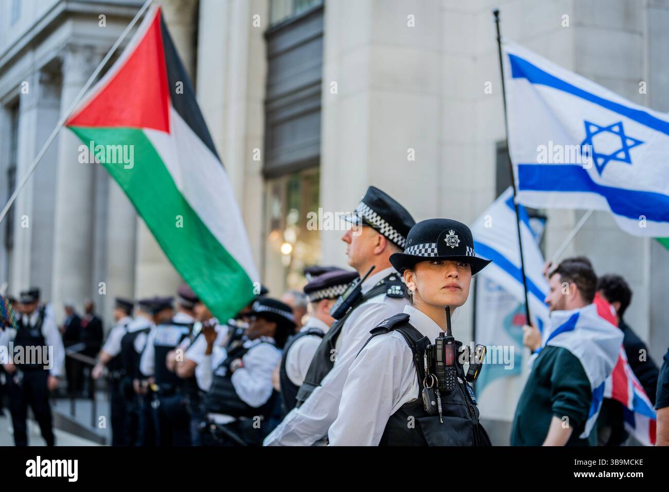 London, UK. 09th May, 2025. A cordon of Police Officers separates pro ...