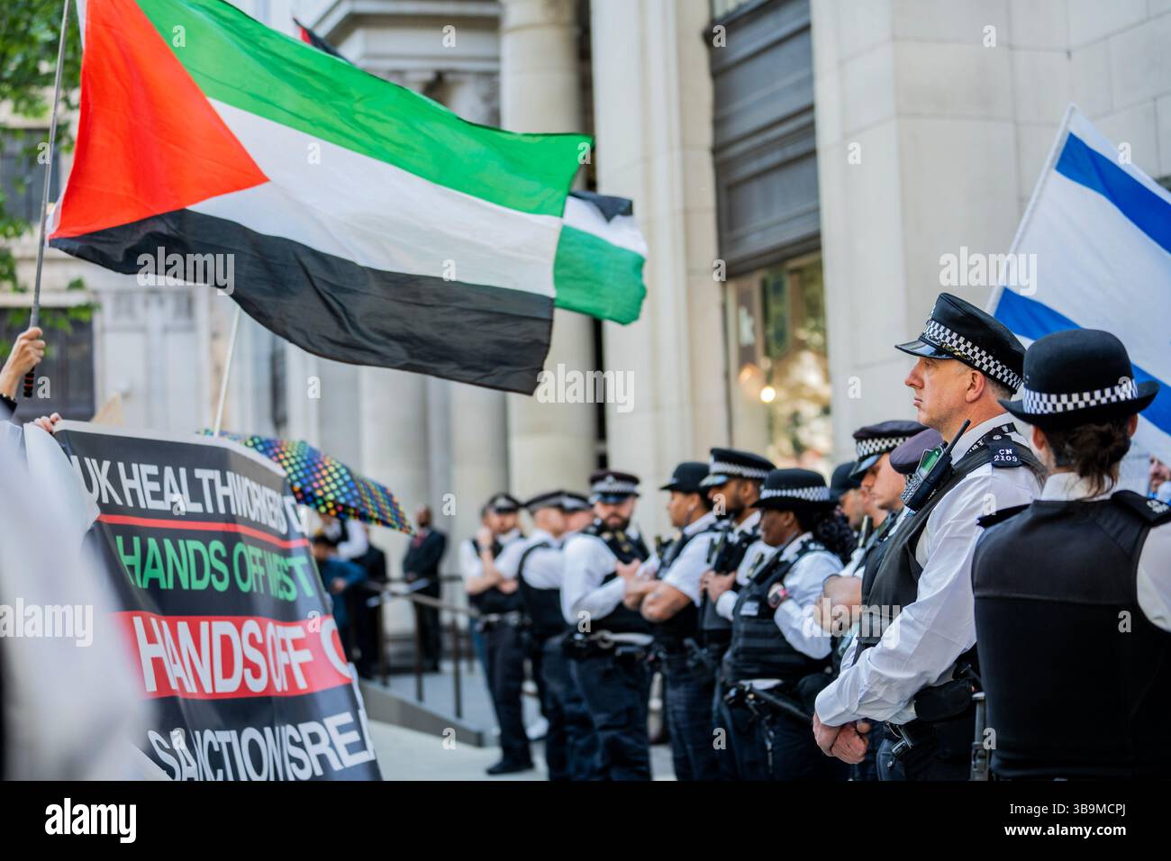 London, UK. 09th May, 2025. A cordon of Police Officers separates pro ...