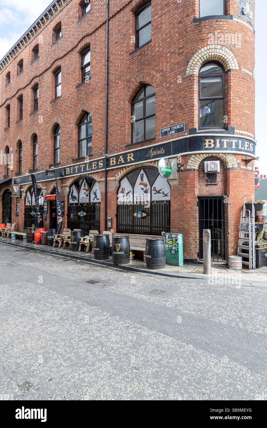 Sign bittles bar belfast hi-res stock photography and images - Alamy
