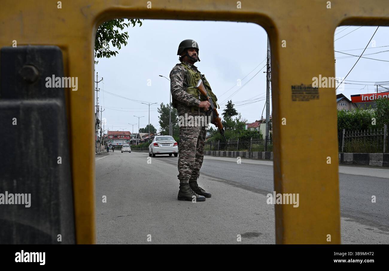 (250510) -- SRINAGAR, May 10, 2025 (Xinhua) -- An Indian paramilitary ...