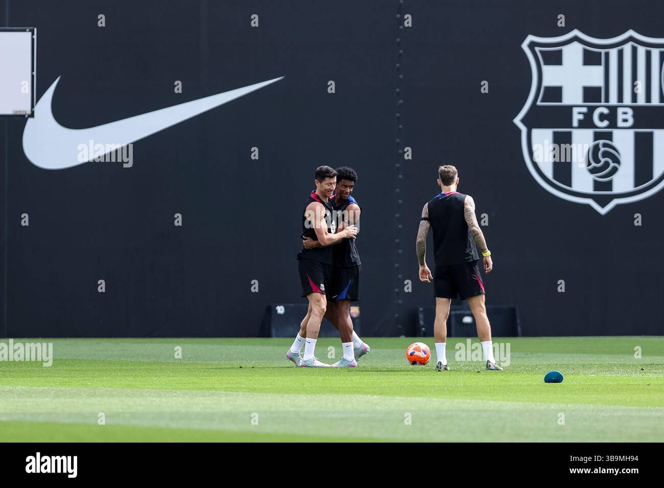 Robert Lewandowski and Alejandro Balde during the training day of FC ...
