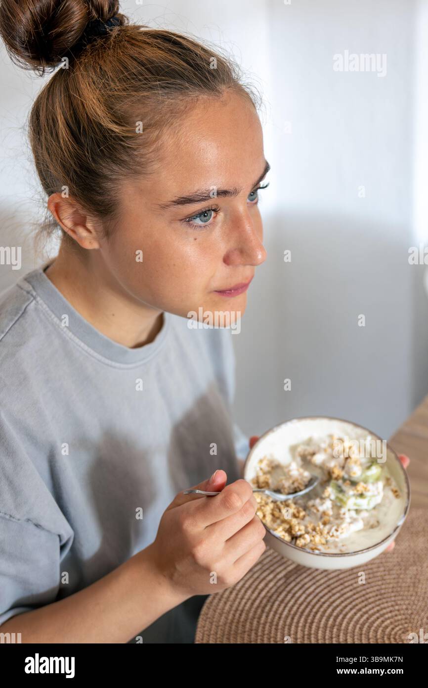 Teenage girl eating breakfast. Healthy eating. Morning breakfast at ...