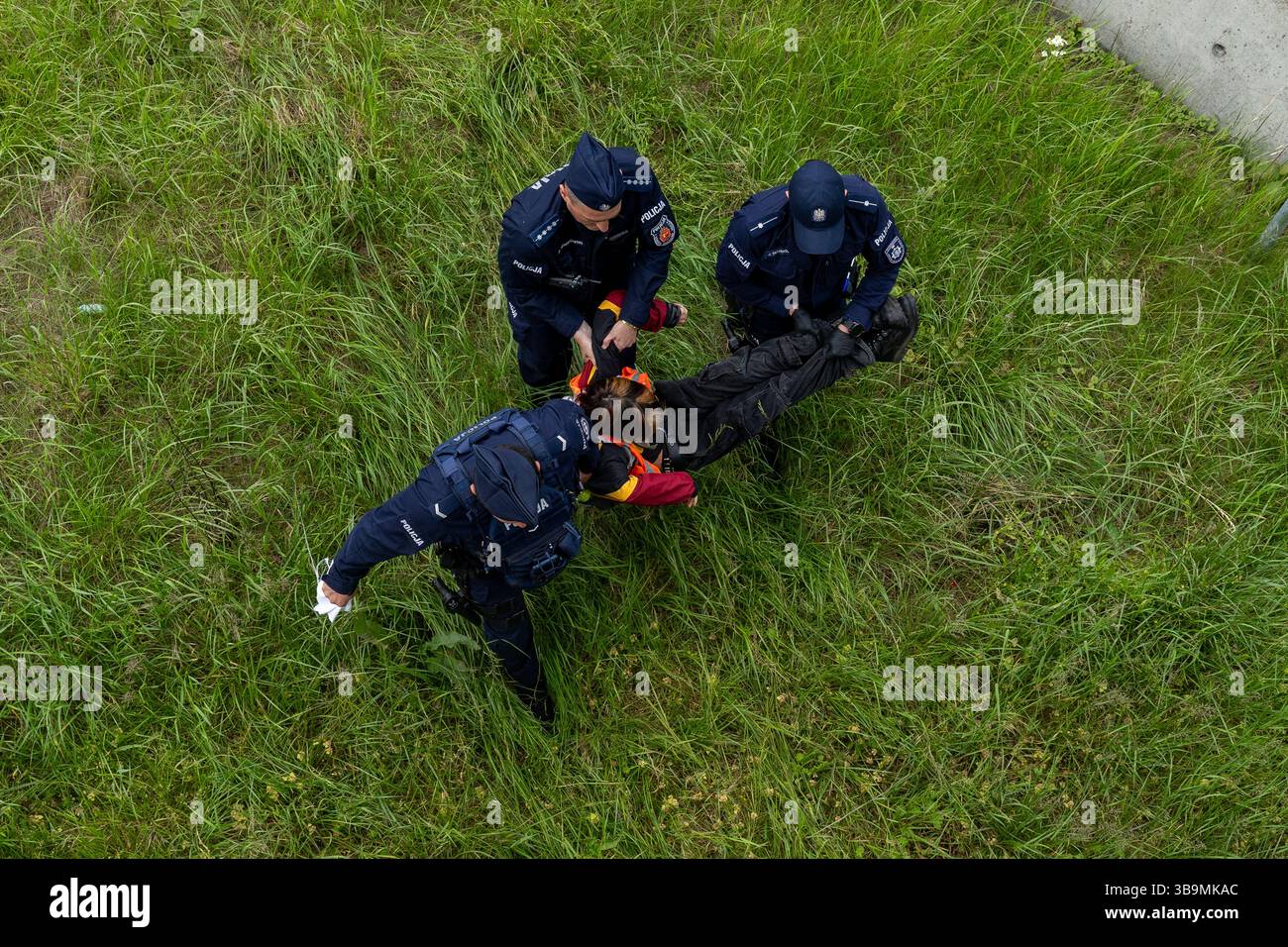 Police remove members of the Ostatnie Pokolenie (Last Generation ...