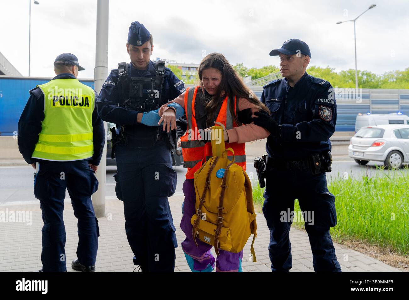 Police remove members of the Ostatnie Pokolenie (Last Generation ...